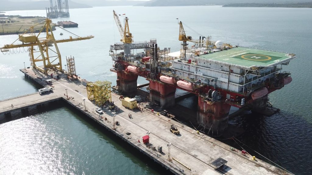 Embarcação UMS Safe Concordia atraca no Estaleiro Enseada, na Bahia ...